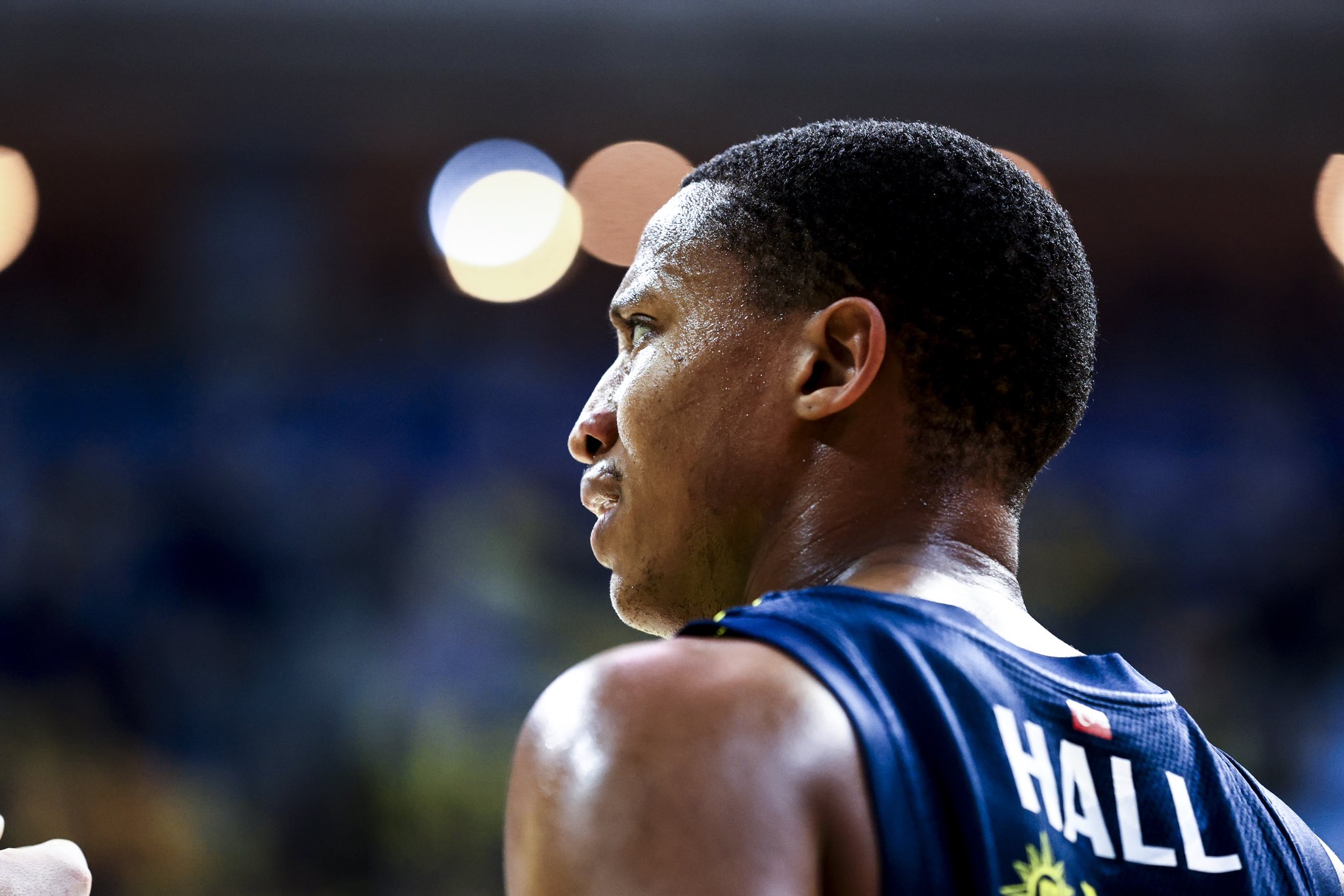 Sakatlık yaşayan Devon Hall'un elinde kırık olduğu açıklandı ...